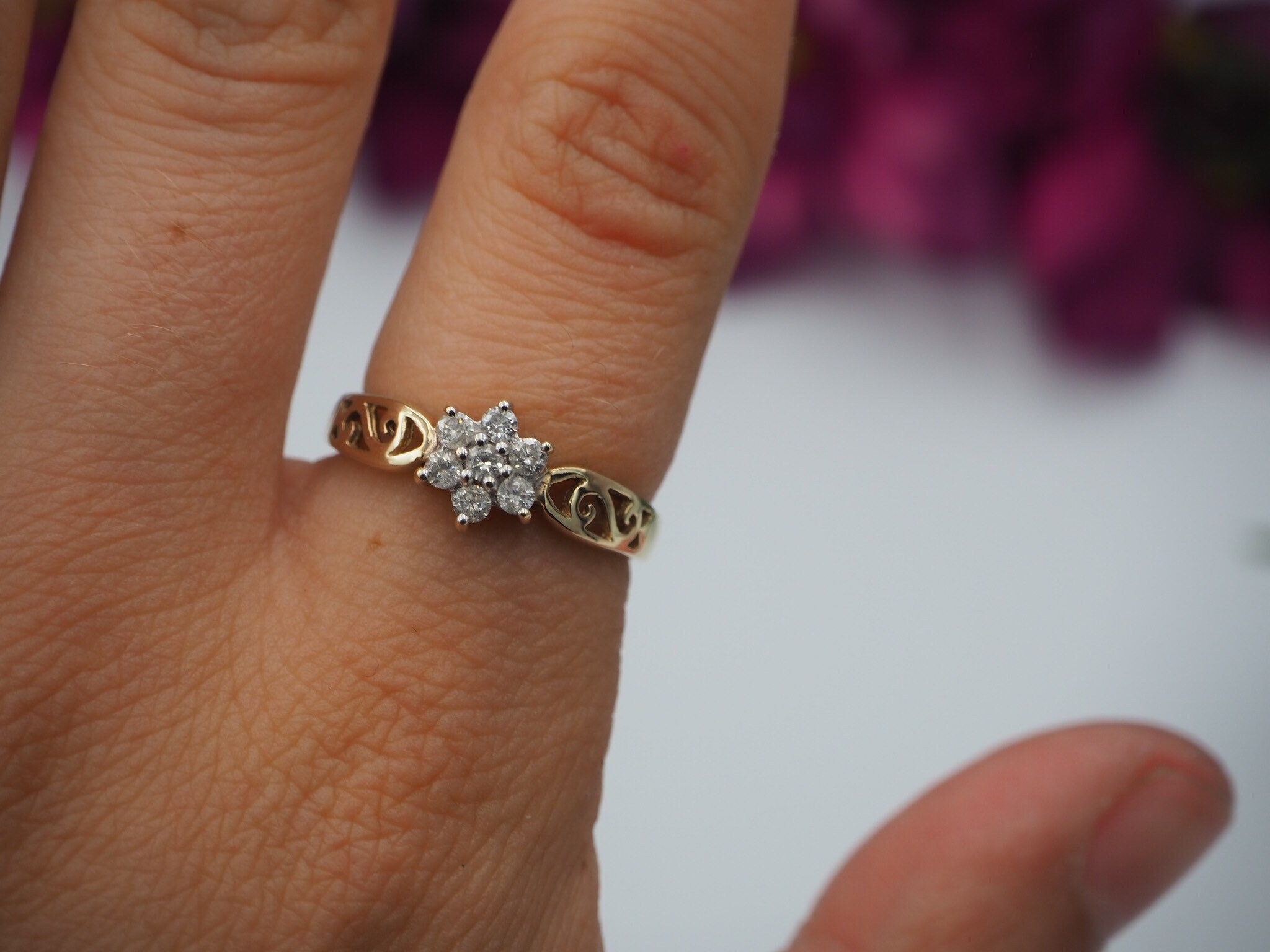 Vintage 9ct Gold Diamond Daisy Ring, Size N or 6 1/2.
