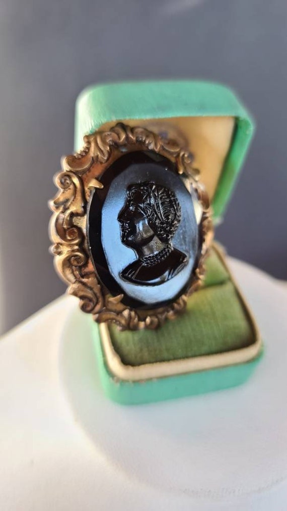 vintage black cameo left - Gem