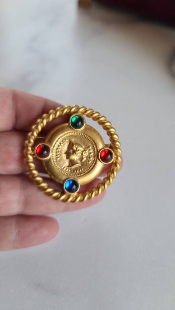 royalty queen victoria - Gem