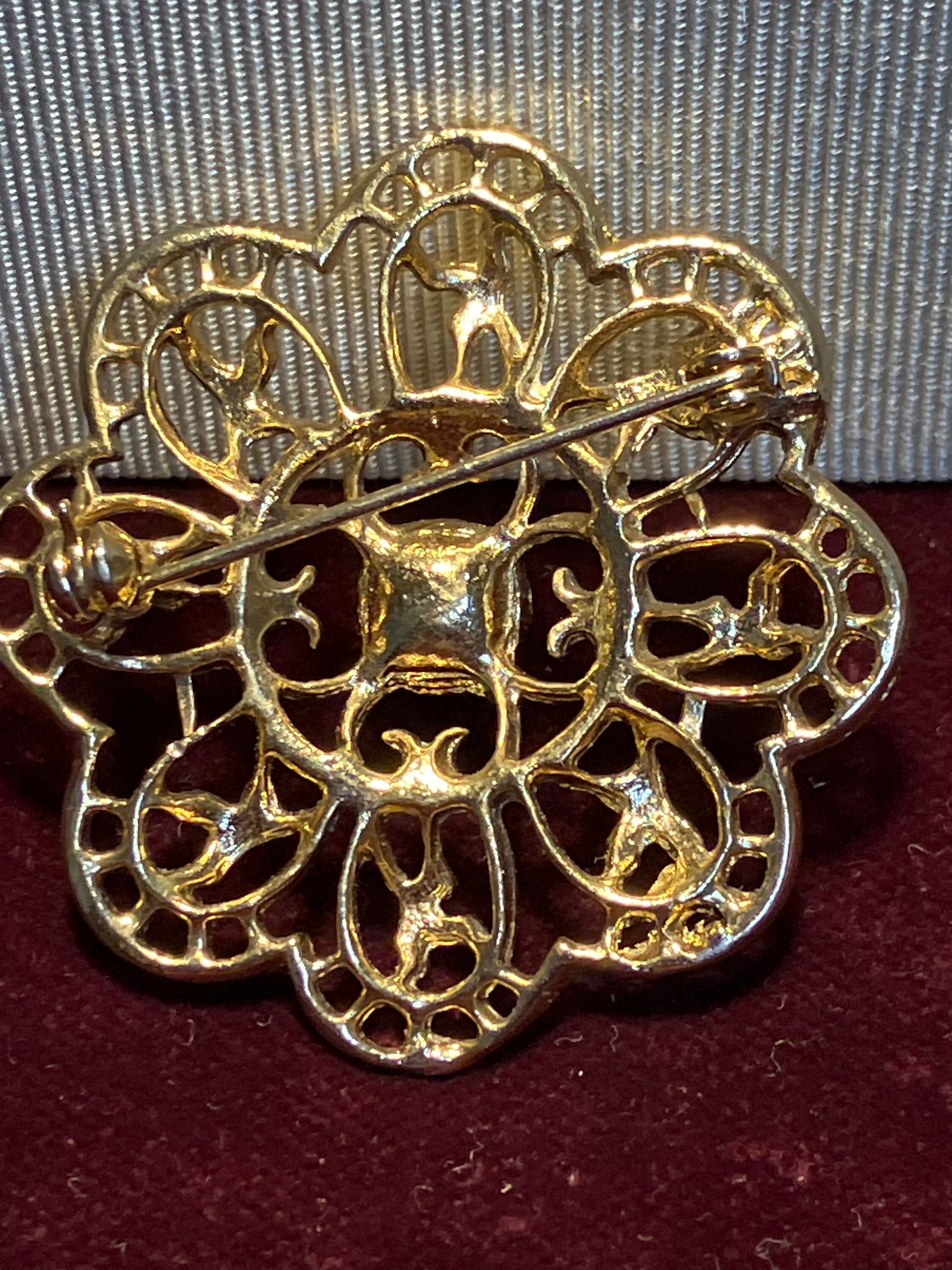 Gold Filagree Purple Stone Brooch - Etsy Sweden