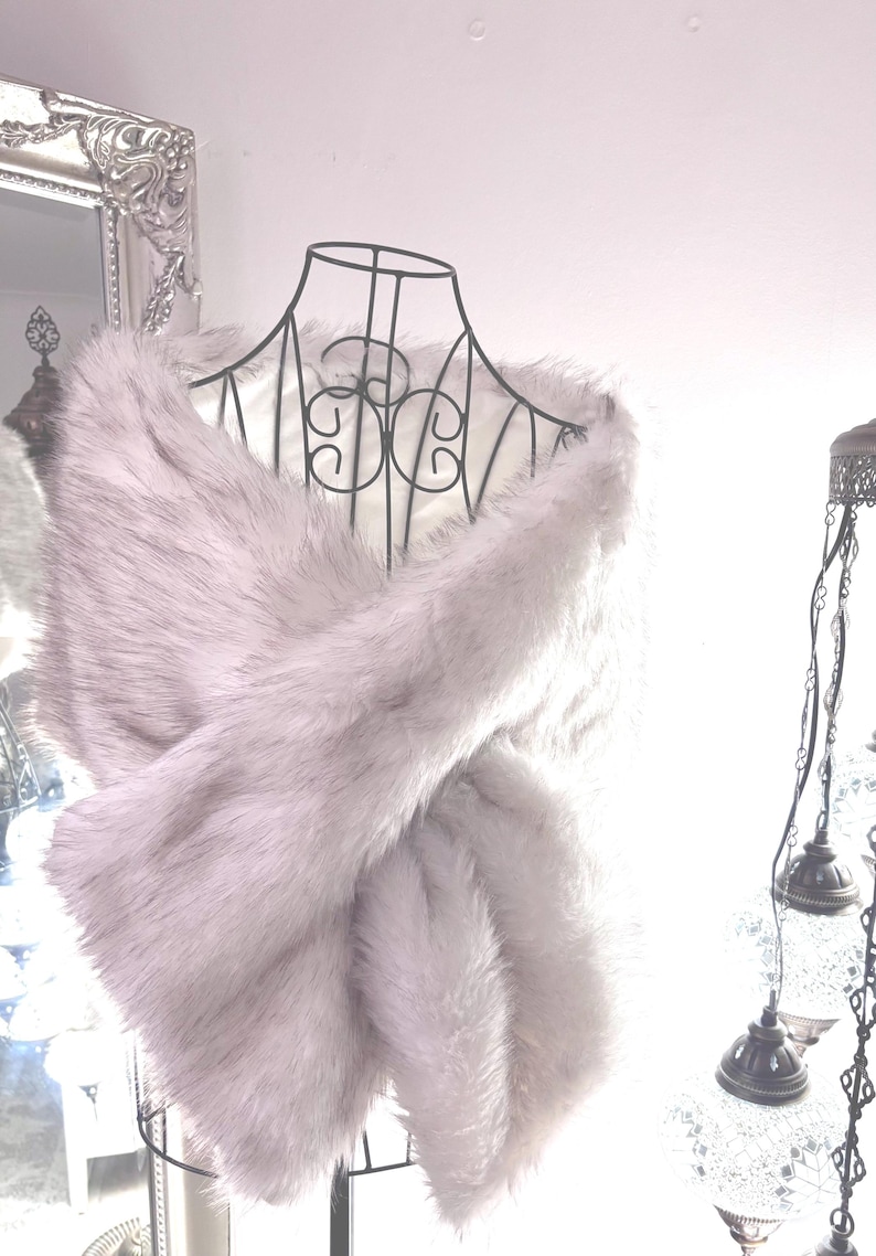 Flecked White Luxurious Faux-fur Shoulder Wrap – Elegant Evening Shawl ...