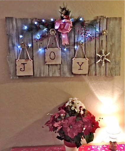 Reclaimed Wood White Cedar Wall Rack, Crystal Door Knob Cedar Wall Rack ...