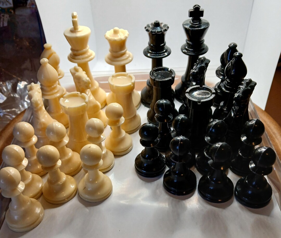 Vintage Hard Cast Plastic Large Pieces CHESS SET C1950 English - No ...