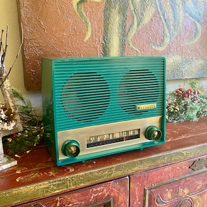Vintage 1950s Mid Century Emerald Green & Gold Motorola AM Tube Radio ...
