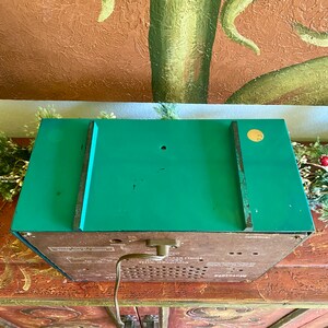 Vintage 1950s Mid Century Emerald Green & Gold Motorola AM Tube Radio ...