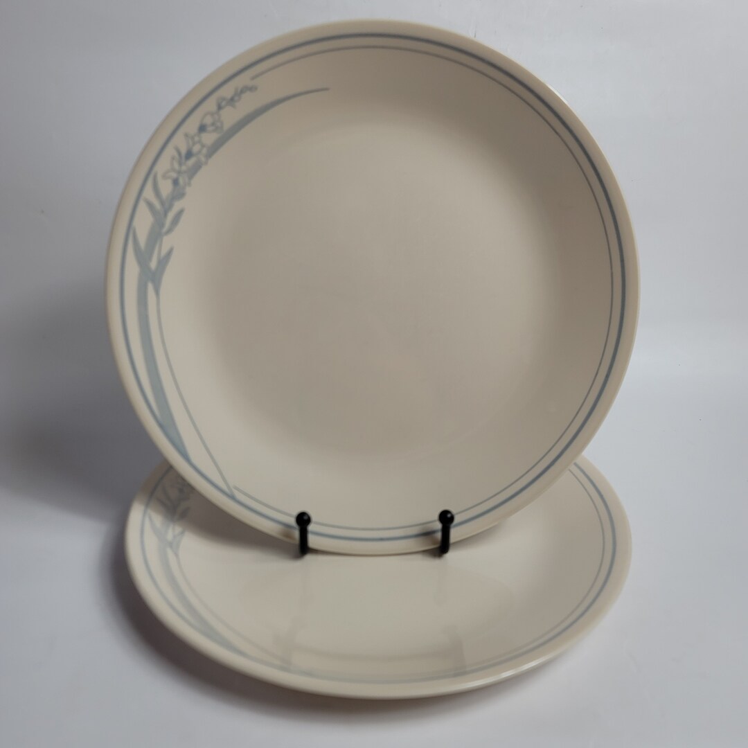 TWO Corning Corelle Blue Lilly Dinner Plates Ivory With Blue & White ...