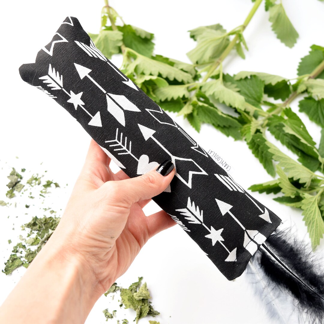 Large Catnip Cat Kicker Toy - Arrow Print Cat Toy Feathers ...