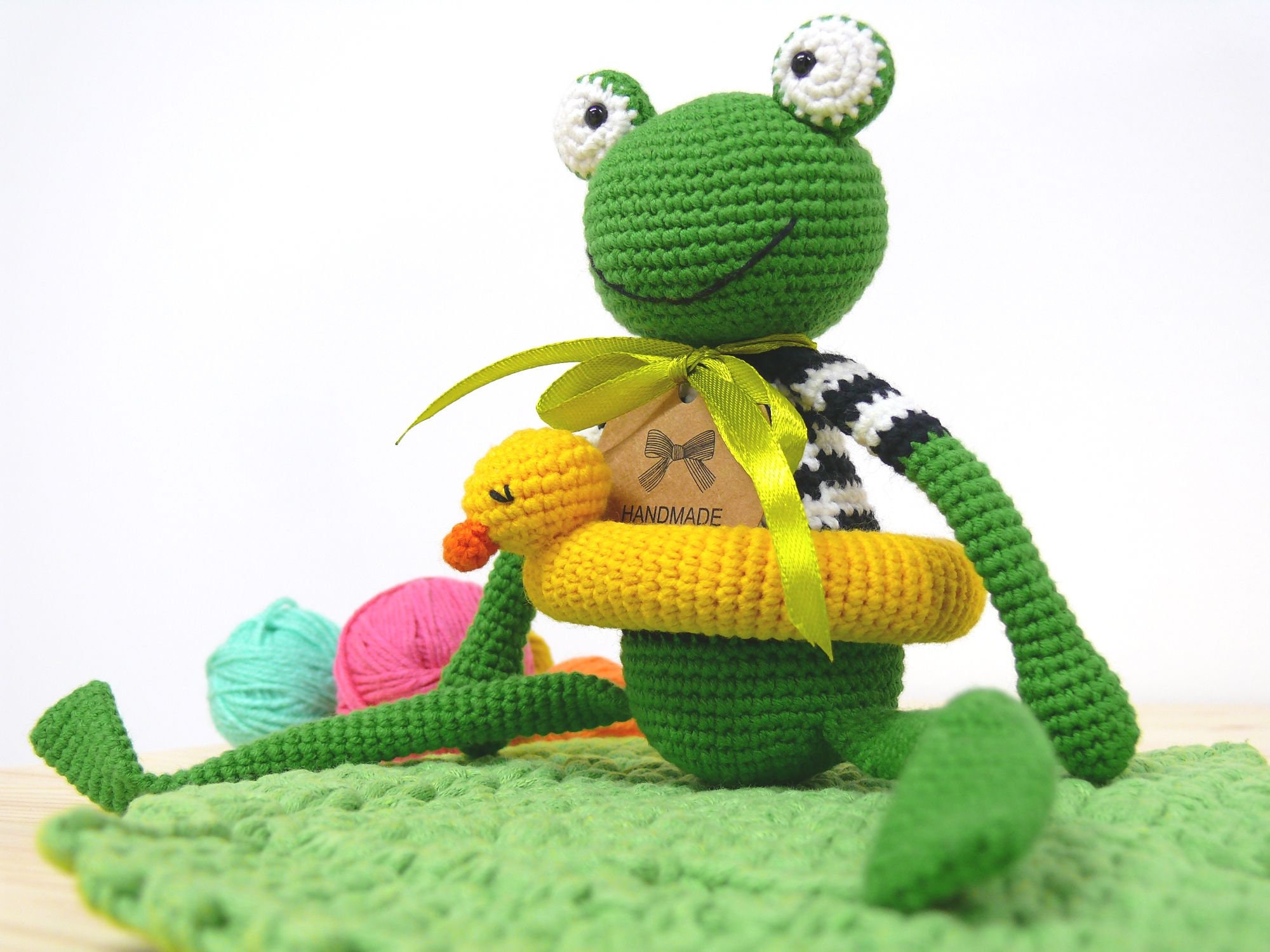 Netter gestrickter Frosch für Kinder handgemachter Spielzeugfrosch für ...