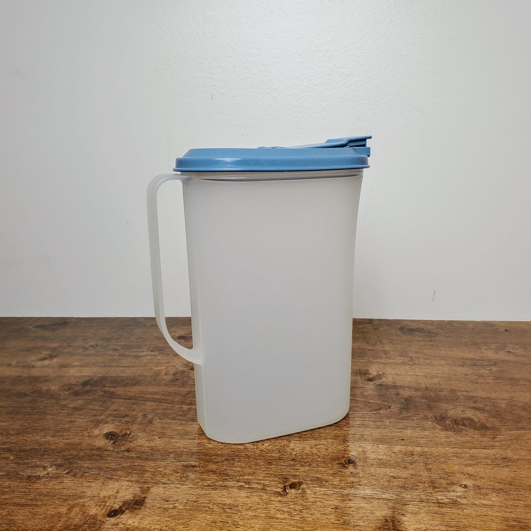 TUPPERWARE Slim Line 2 Quart Refrigerator Pitcher # 2009 Blue Flip Lid ...