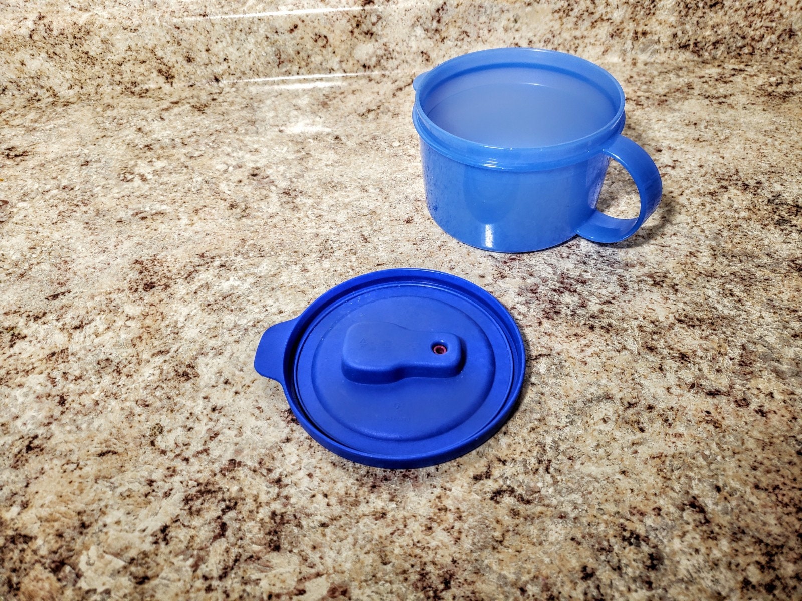 Tupperware Crystalwave Microwave Reheatable Soup Mug Blue Vent 2 Cup ...