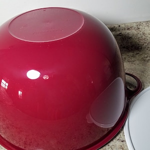 Tupperware Jumbo Red Thatsa Bowl 59 Cups White Double Tab Seal Brand ...