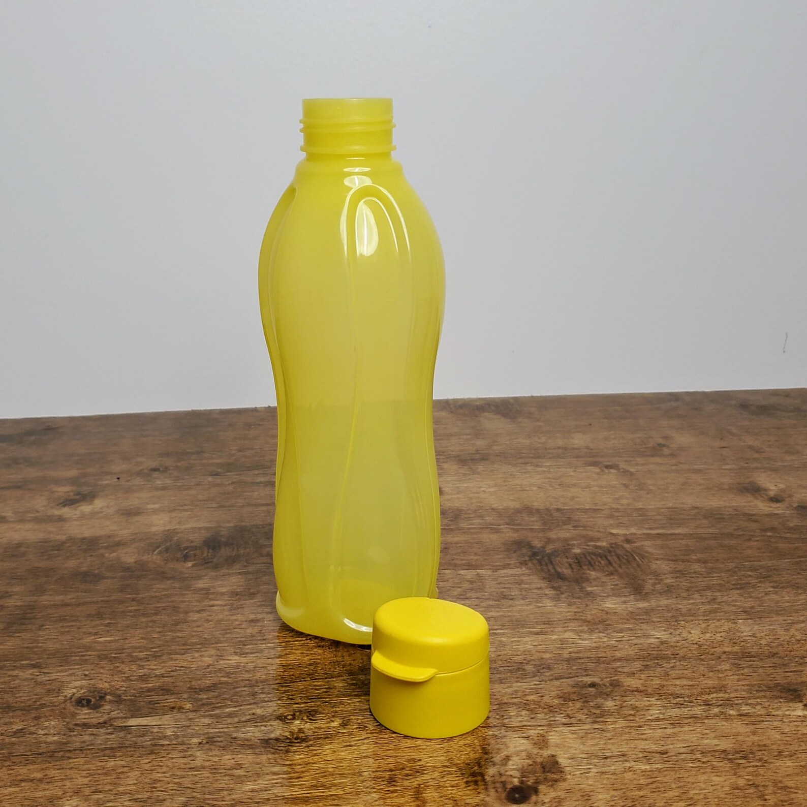 New Tupperware Eco Water Bottle - 16oz (500ml) Flip Top 9104 Neon ...