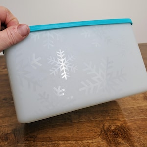 TUPPERWARE 2.8 L Snowflake FREEZER STORAGE Container #5660 With Lid 11. ...
