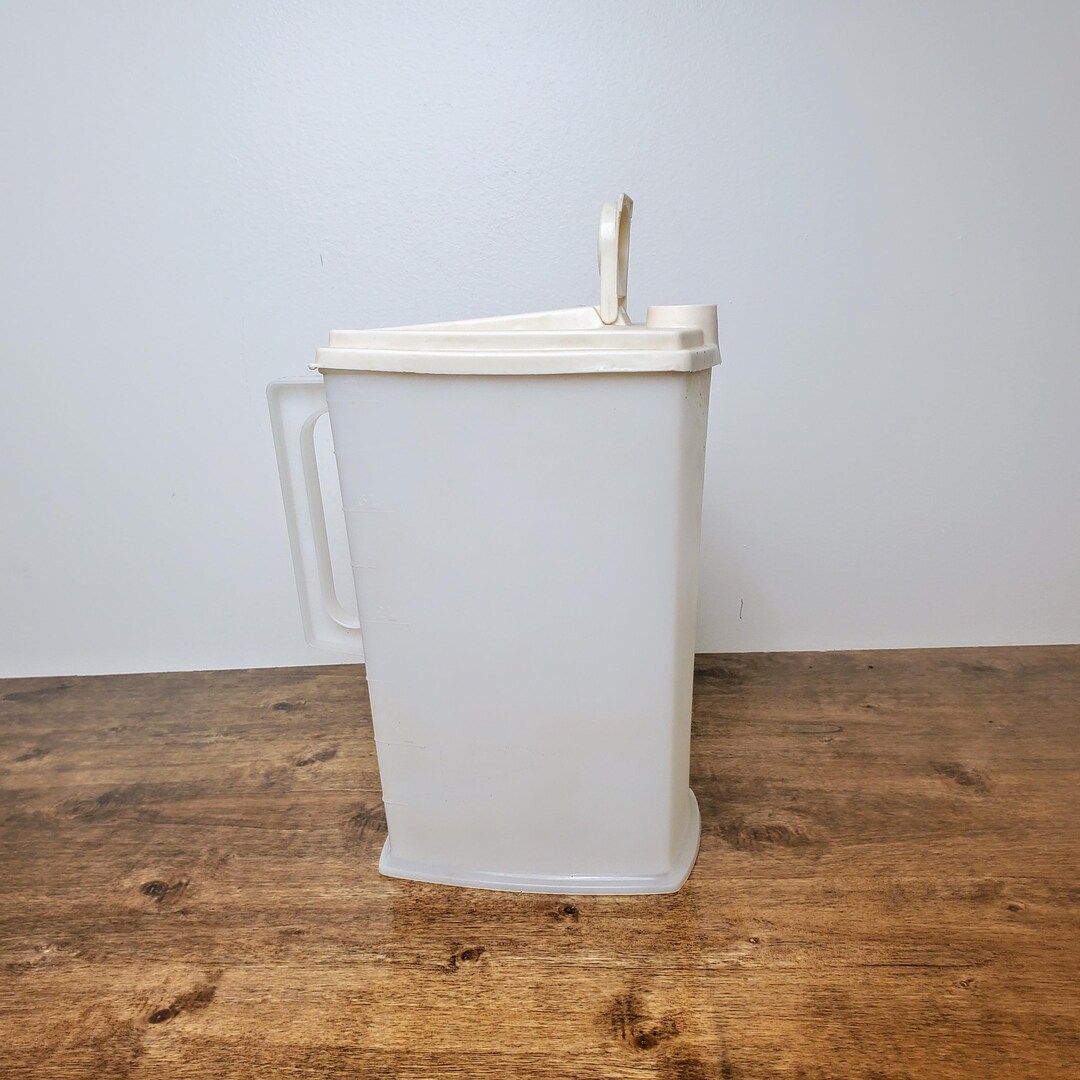 Rubbermaid 1 Gallon Rectangular Pitcher # 2414 Sheer Almond Lid Servin ...