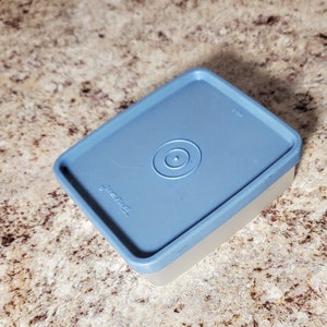 Tupperware Mini Square-a-way Sandwich Keeper 1516 Clear With Blue Seal ...