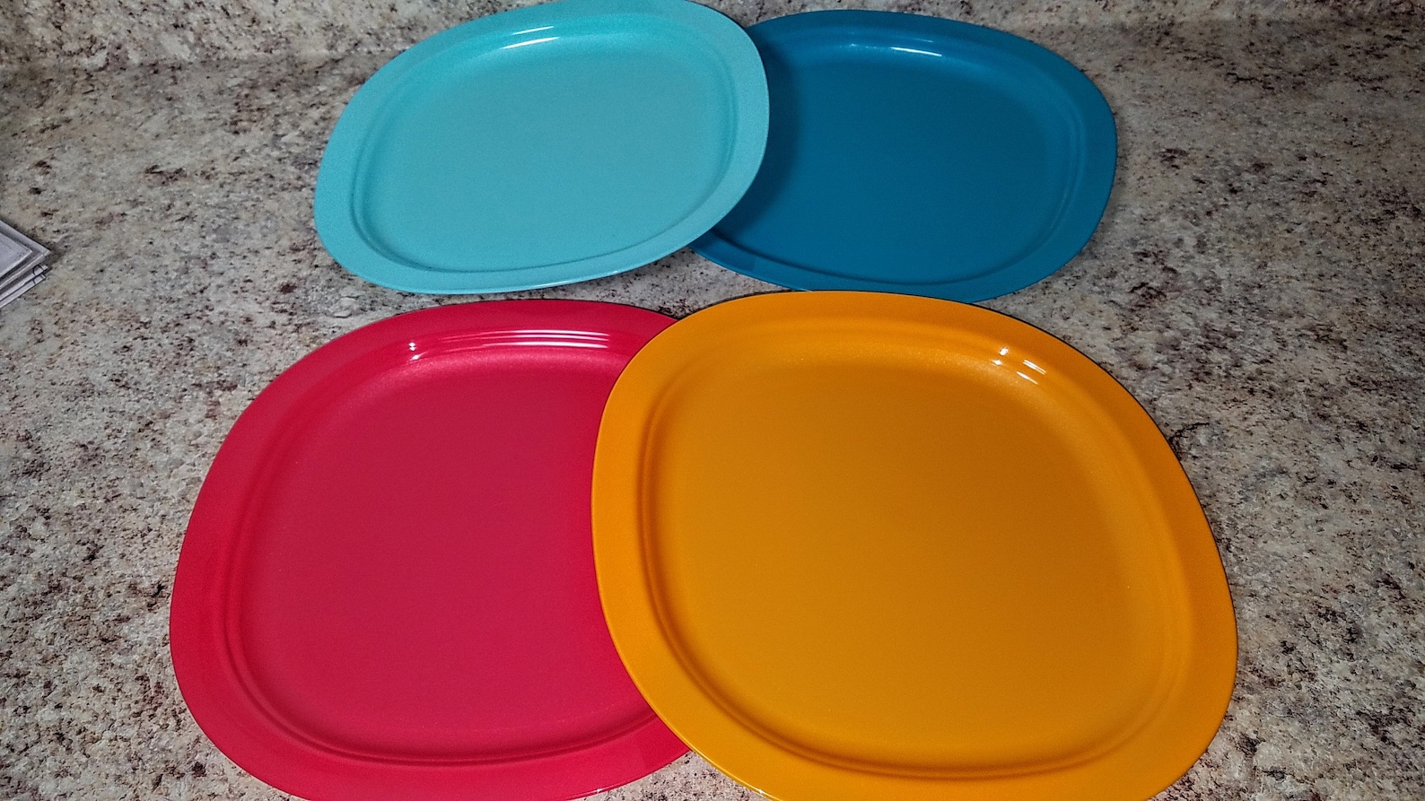 Tupperware Microwave Reheatable Dinner / Luncheon Plates 3398 Set of 4 ...