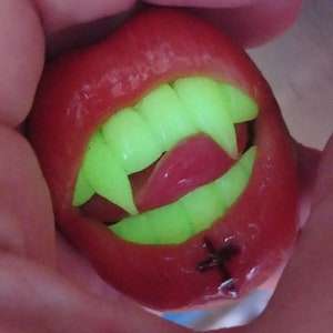 Halloween Lip With Vampires Glowing Fangs Brooch Badge Reel Gothic ...