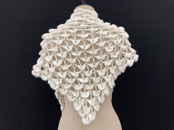 WHITE CROCHET SHAWL / scallop design / triangle / vis… - Gem