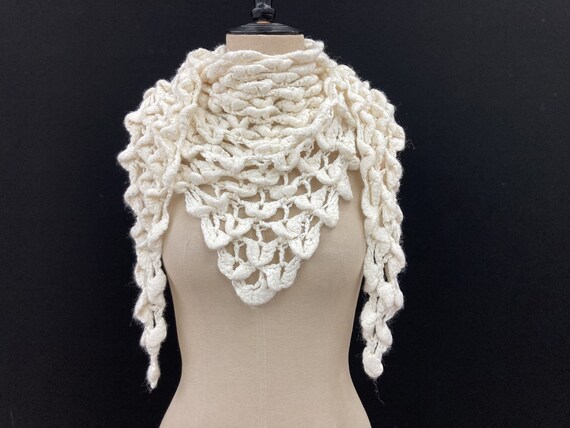 WHITE CROCHET SHAWL / scallop design / triangle / vis… - Gem