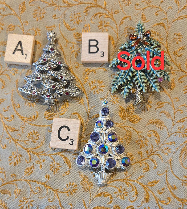 Vintage AVON Christmas Tree Brooch: Rhinestone Holiday Pin - Etsy
