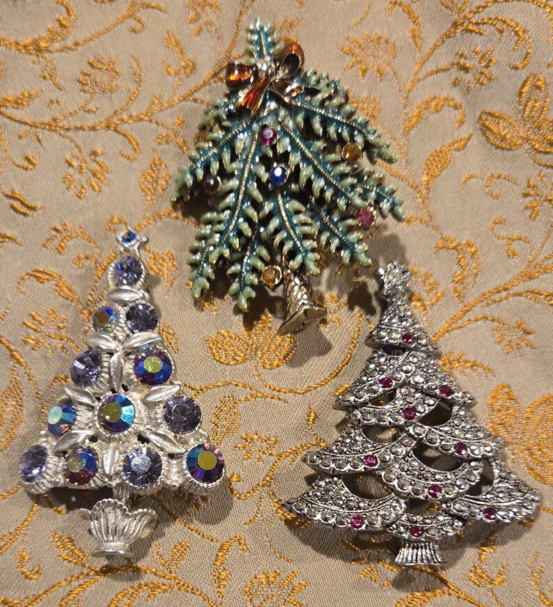 Vintage AVON Christmas Tree Brooch: Rhinestone Holiday Pin - Etsy
