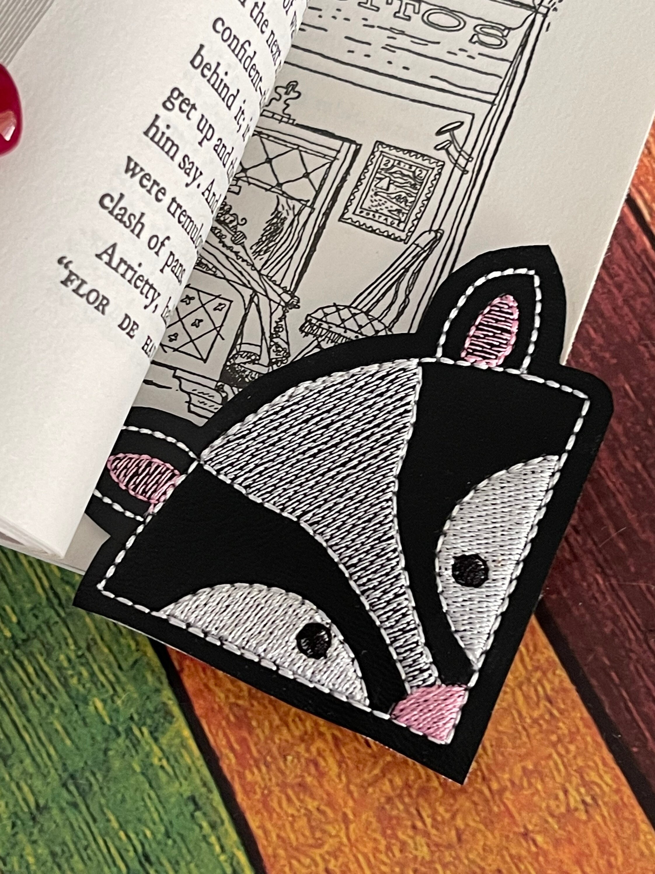 Skunk or Badger Corner Bookmark Design - Etsy