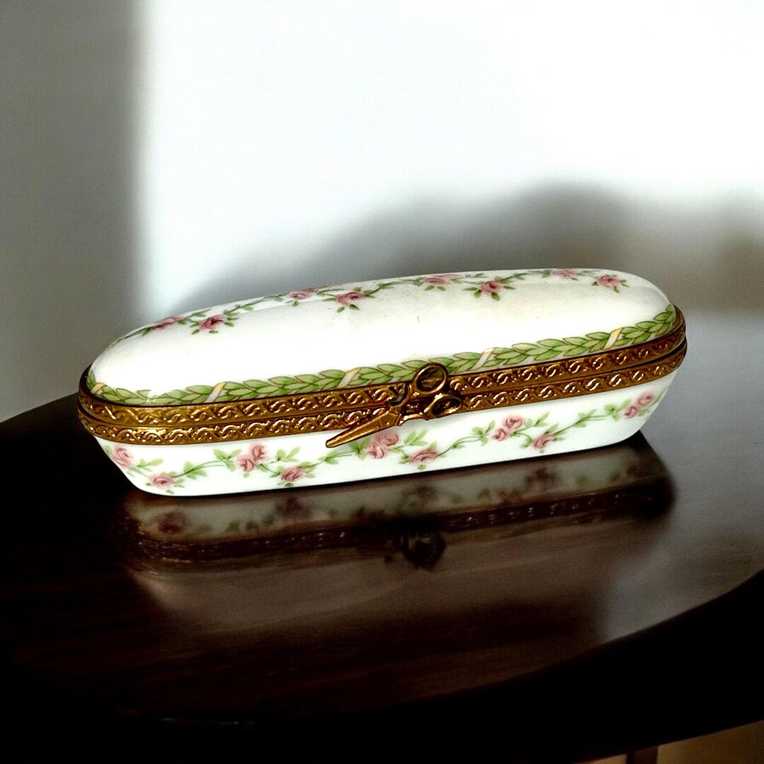 Vintage Limoges Pill Box Decorated With Roses. Ancienne Manufacture ...
