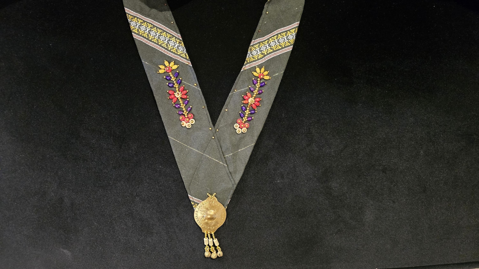 Filipino Tribal Ceremonial Garland: Ethnic Batik Tubaw Gong Lei for ...