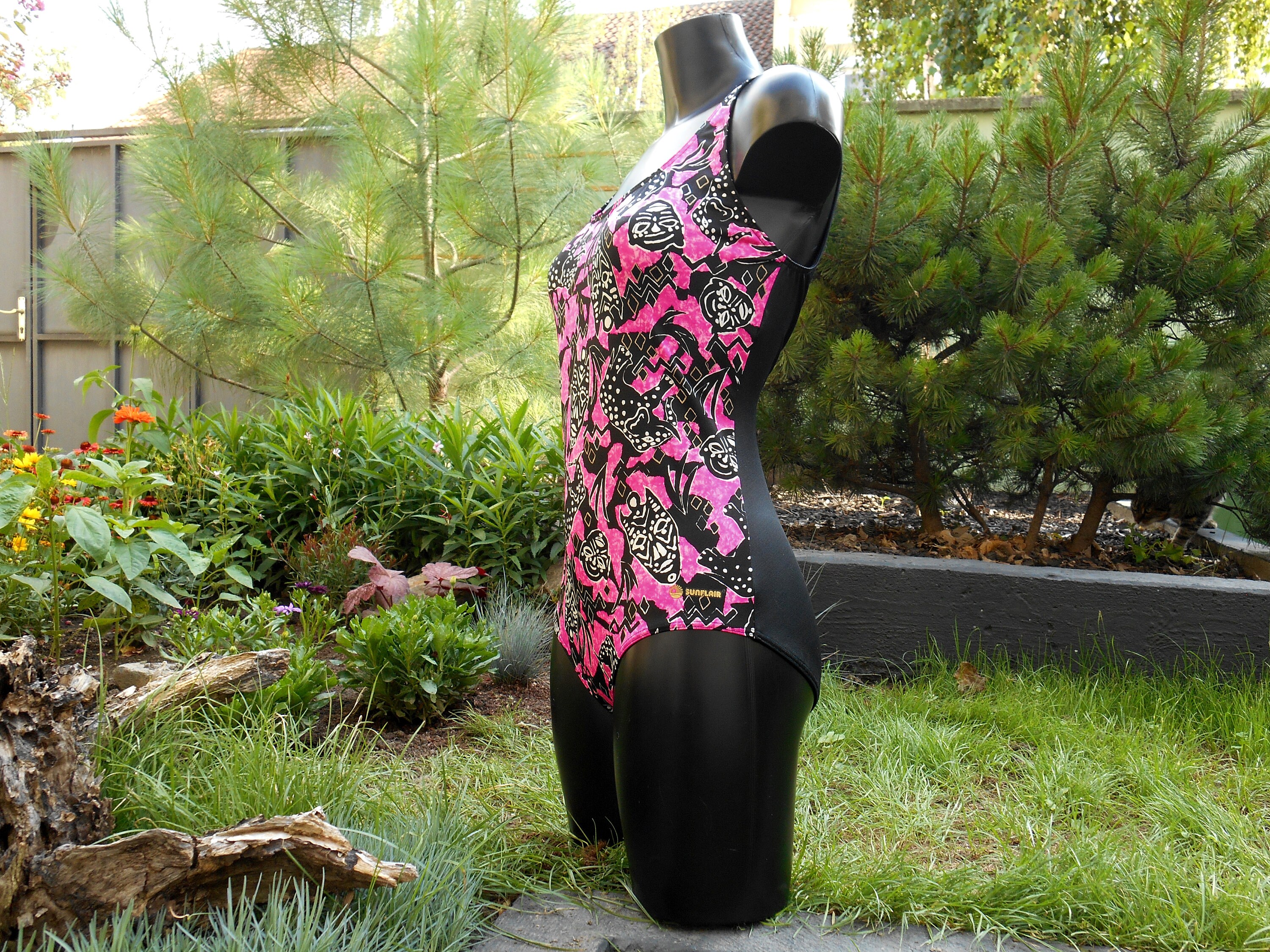 Retro Bademode 80er Jahre, Abstrakter Badeanzug, Einteiler Retro 80er ...