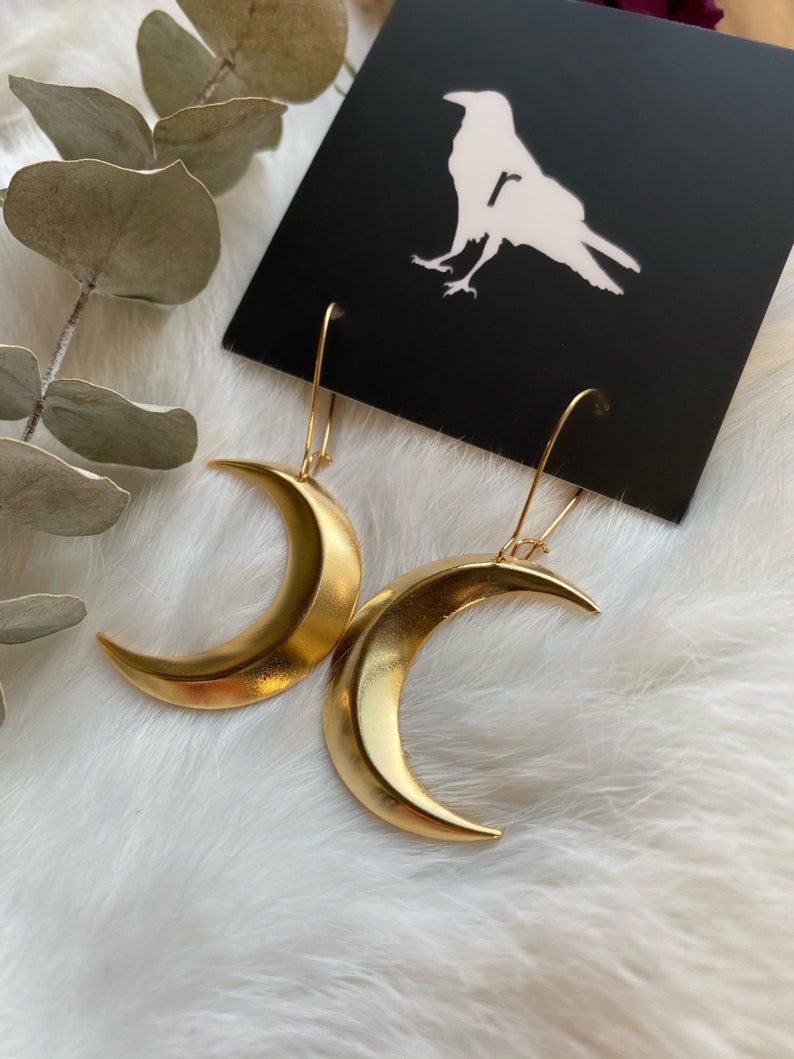 The little golden crescent moon earrings // ravenstone | Etsy