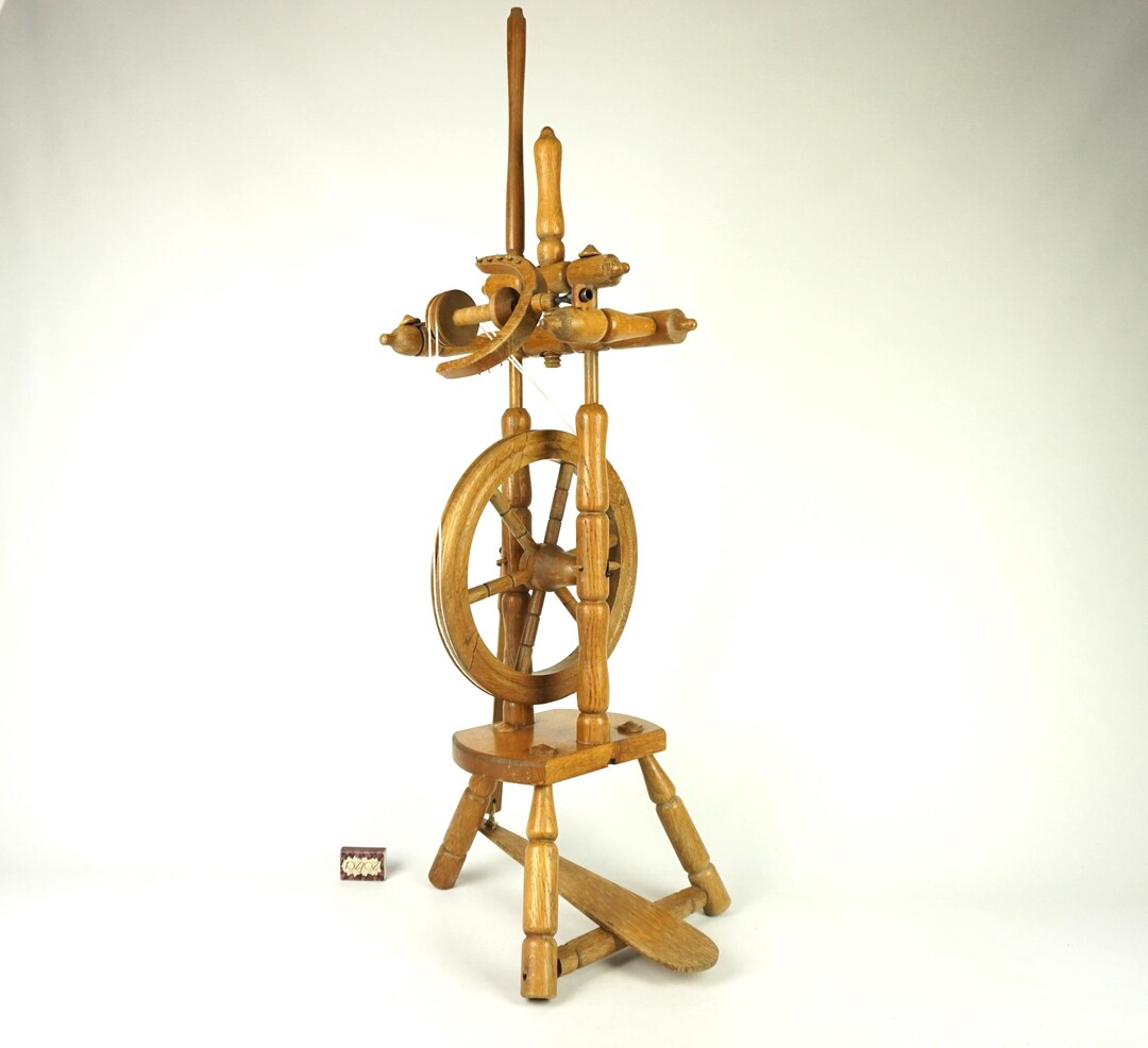 Rustic Wooden Spinning Wheel Castle, Manual Spinning Thread, Antique ...