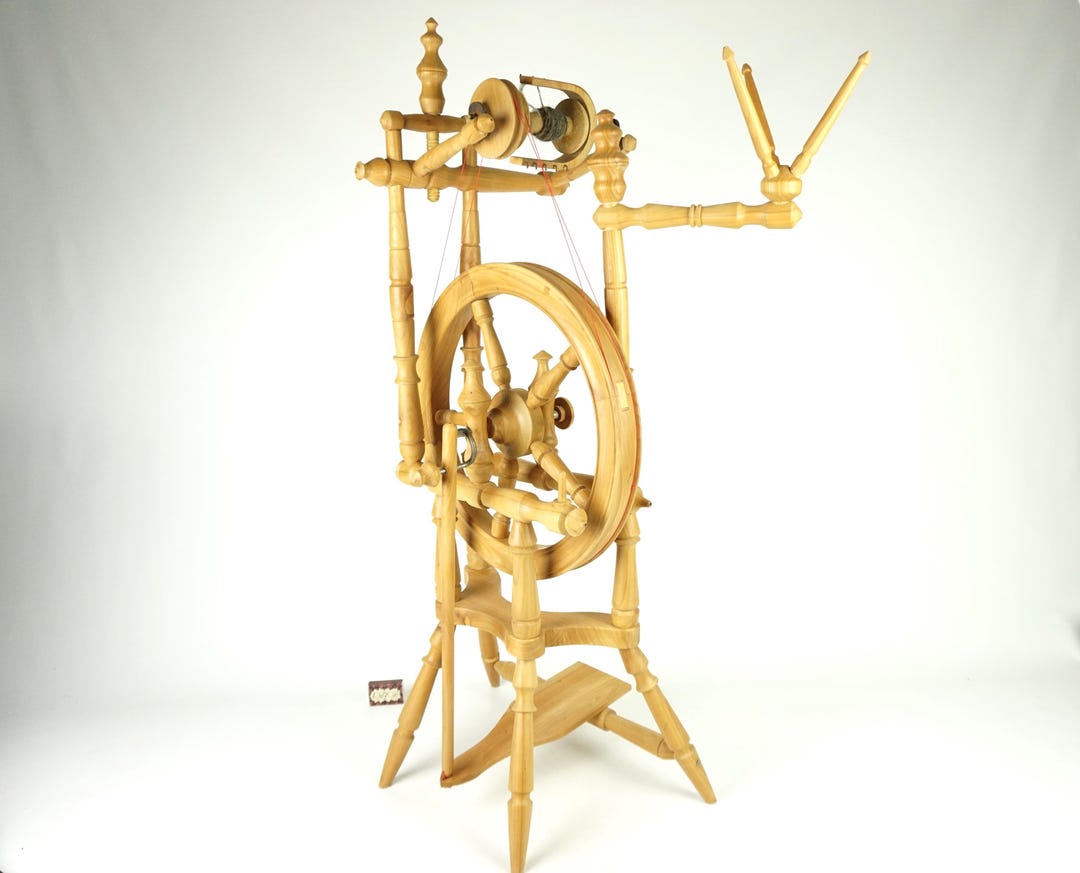 Rustic Wooden Spinning Wheel Castle, Manual Spinning Thread, Antique ...