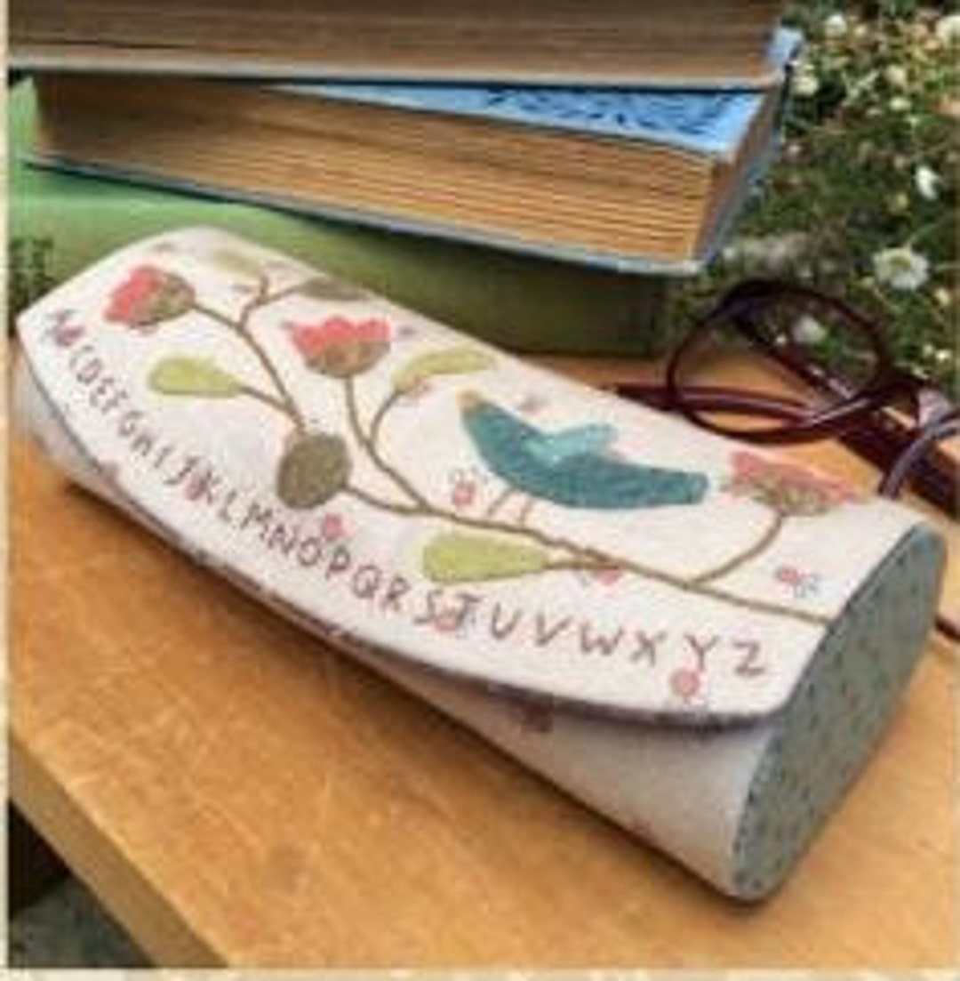 Briar Rose Case Folk Art Penny Rug Pattern by Hatched and Patched - Etsy