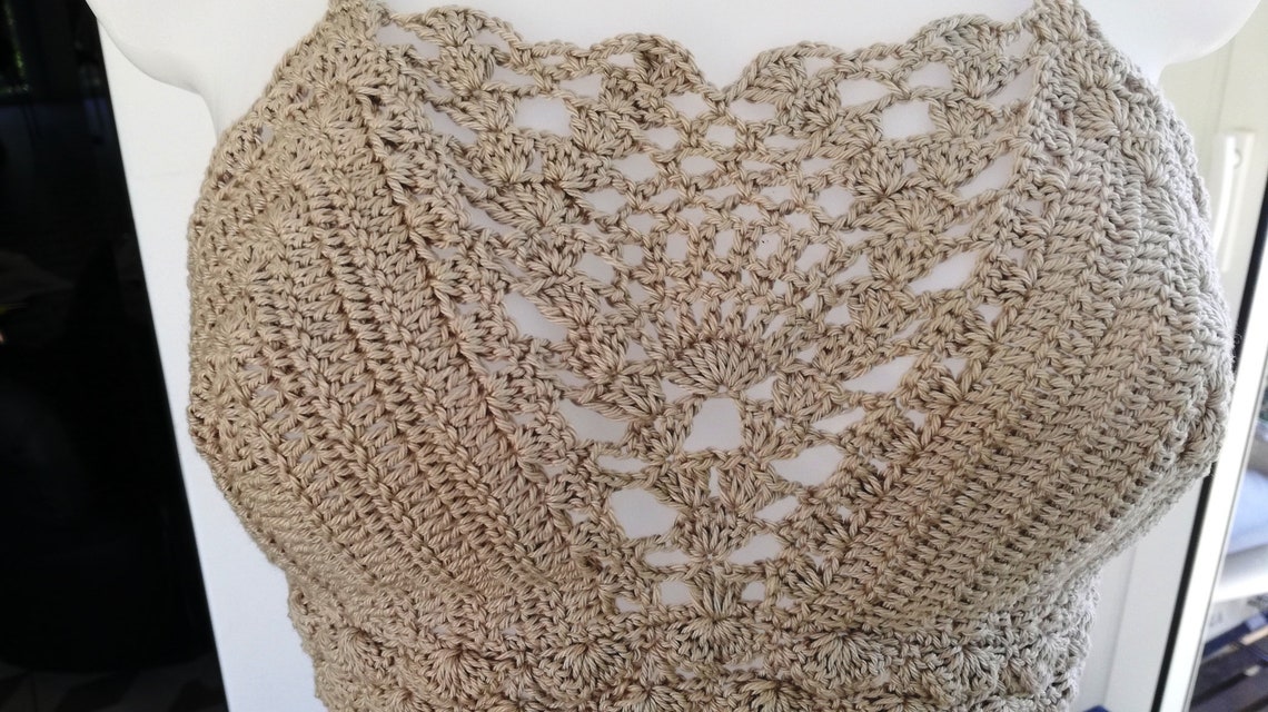Top au crochet avec décolleté en dentelle au crochet. Souligne joliment ...