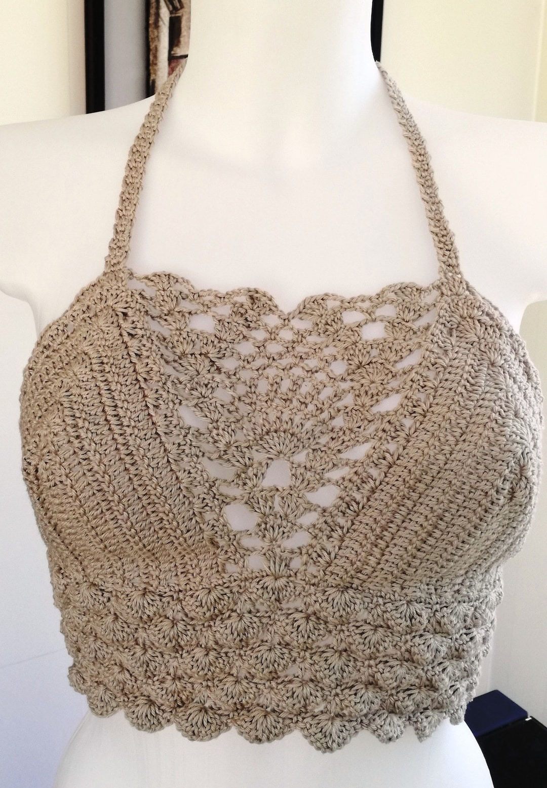 Top au crochet avec décolleté en dentelle au crochet. Souligne joliment ...
