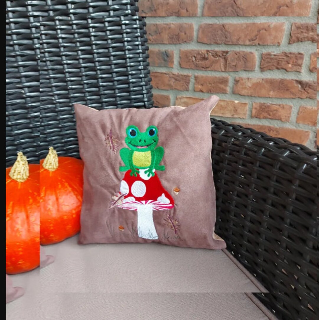 BT. Frog on Mushroom - Etsy