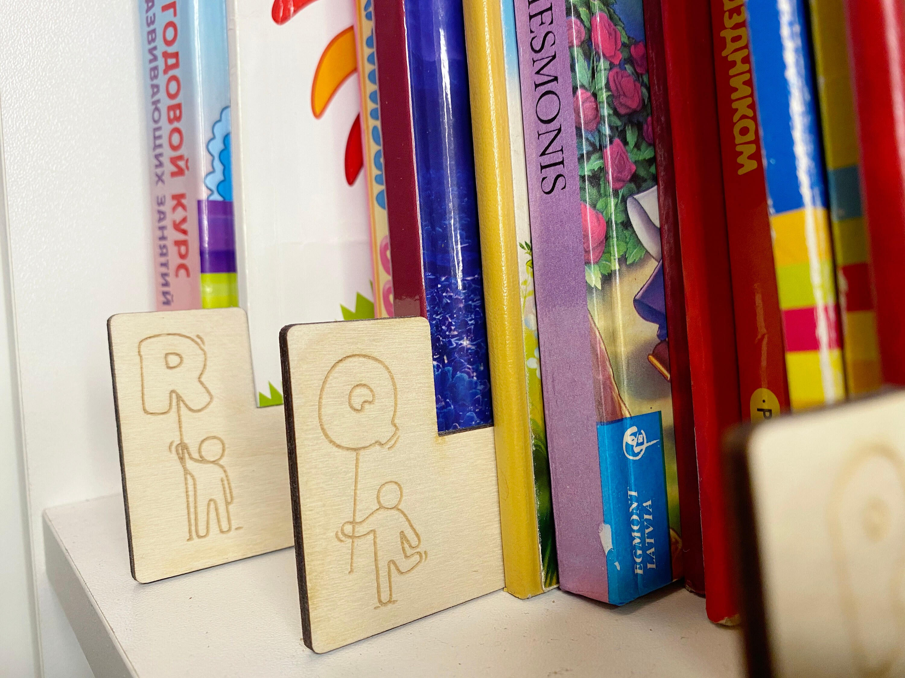 Wooden Book Dividers Books stopper for kids Bookshelves | Etsy