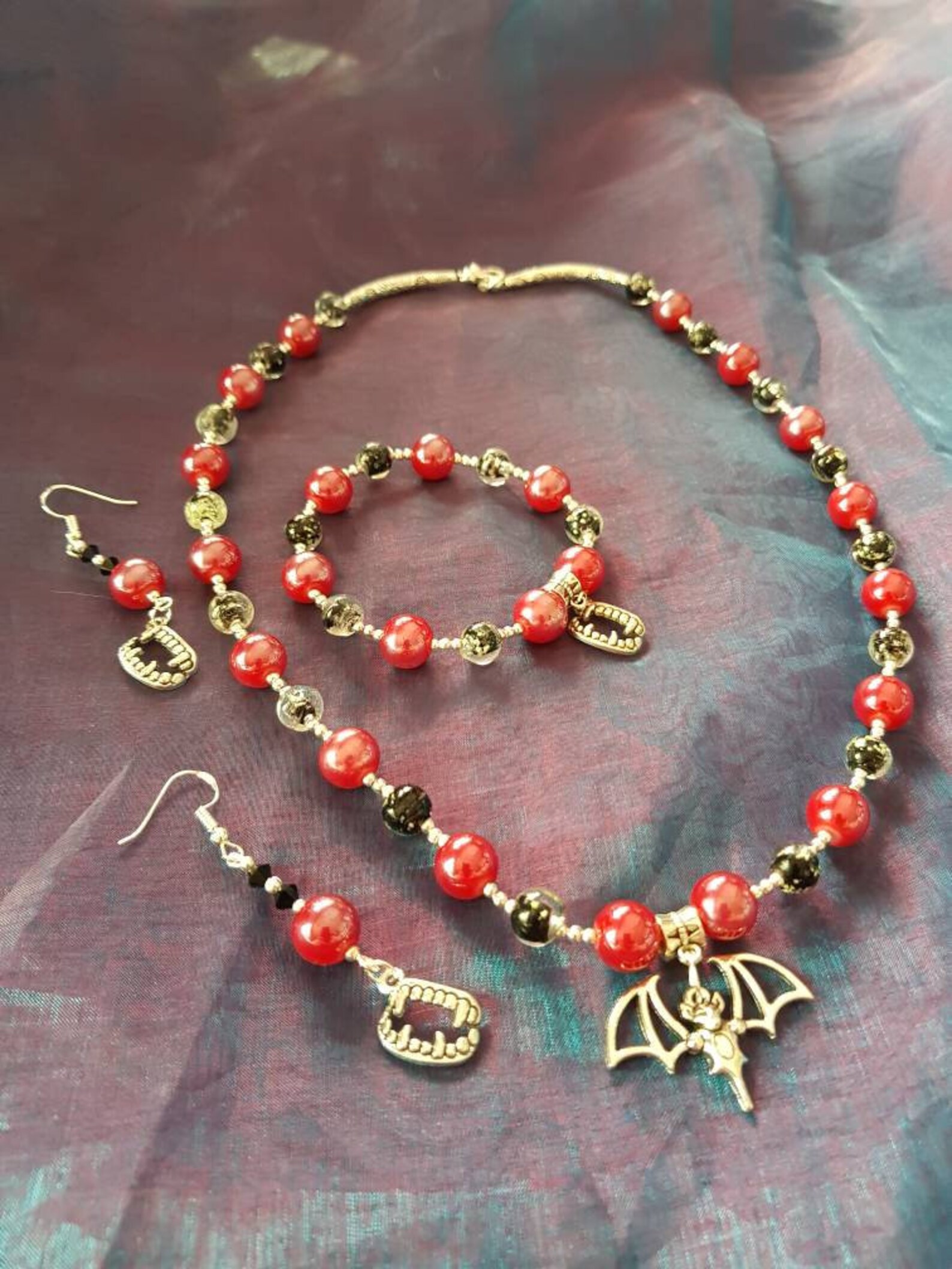 Kiss of a Vampire Jewellery Set, Gothic, in Red Shimmering Glass, Black ...