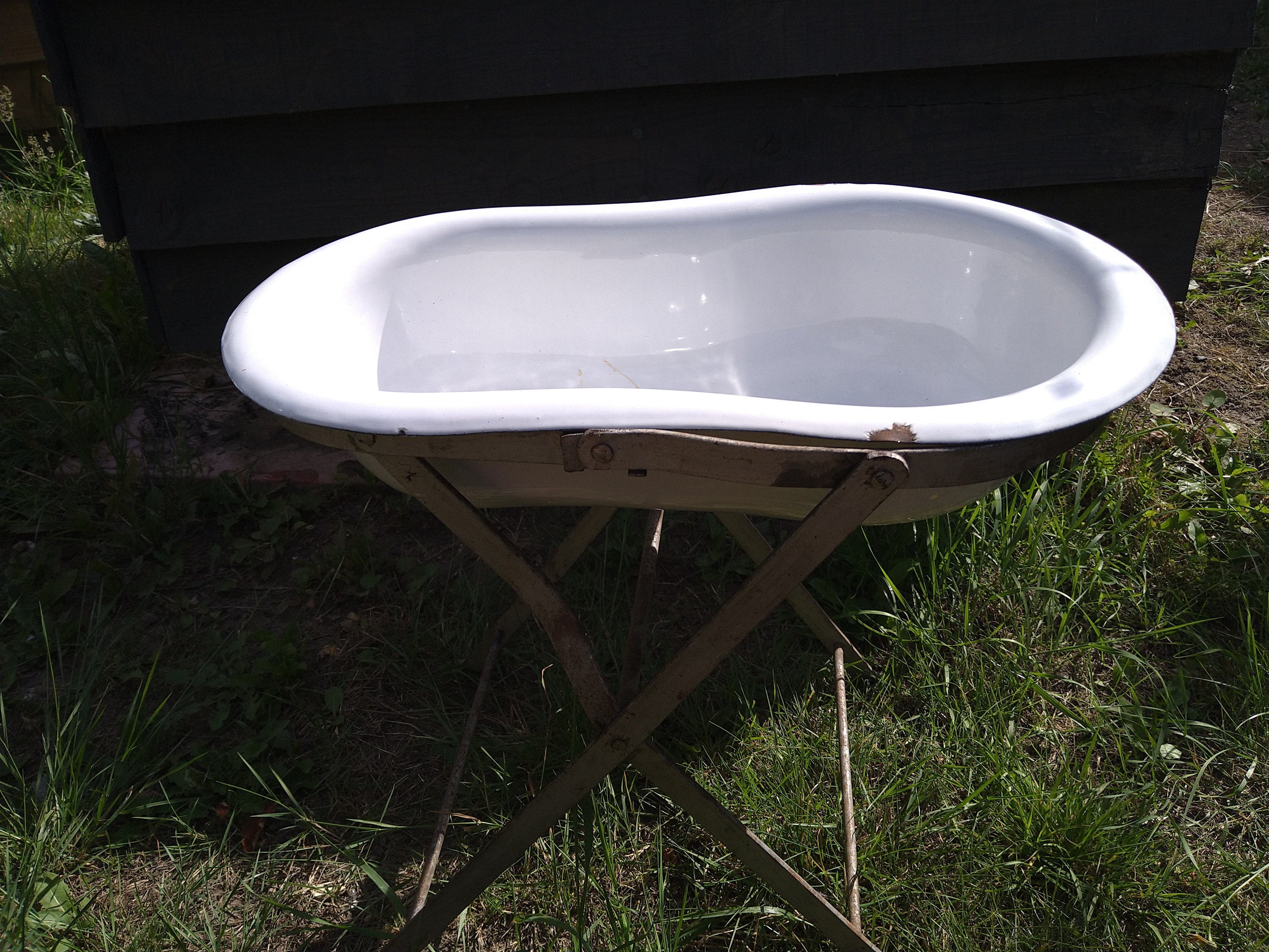 Vintage Enamel Baby Bath Metal Sink Garden Display Vintage Wedding ...