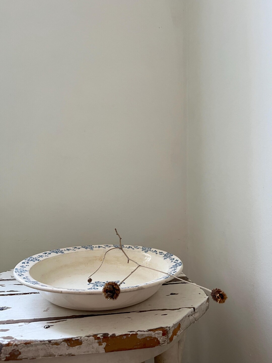 Chippy Antique Faïencerie Des Rochers White Blue Floral Chippy Round ...