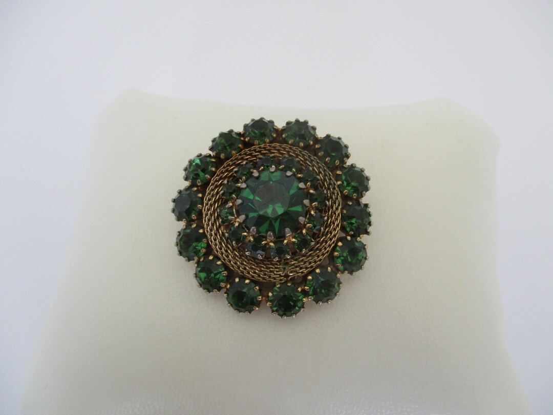 A Weiss Brooch Vintage 1950's to 1960's With Green Glass Approx. 35 Mm ...