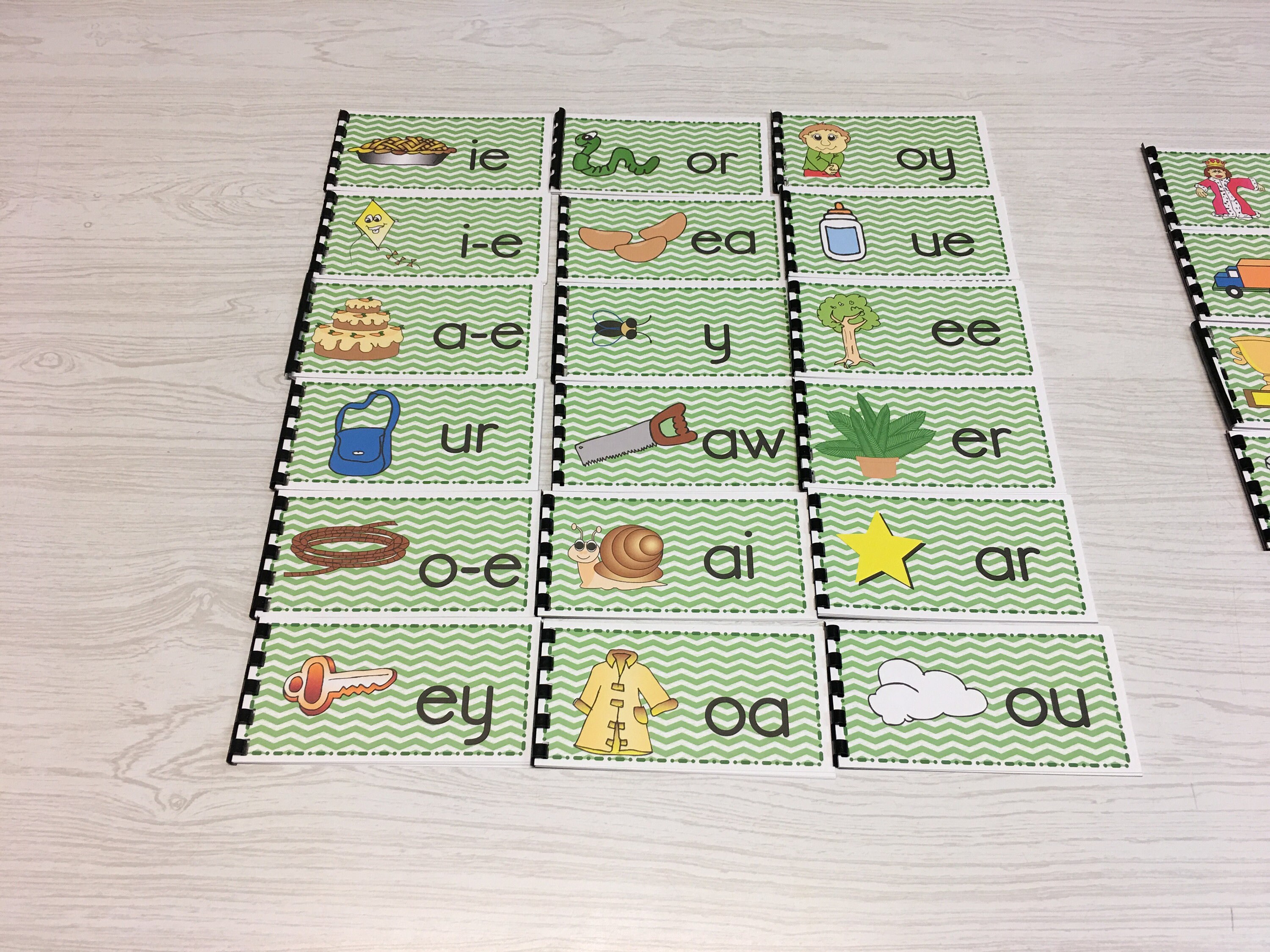 The Green Series - 36 Phonograms Word Booklets - Montessori Materials ...