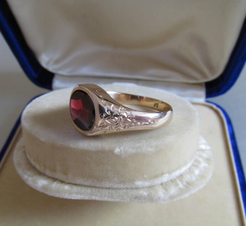 Vintage Gold and Garnet Signet Ring With Engraved Decoration - 14K Gold ...