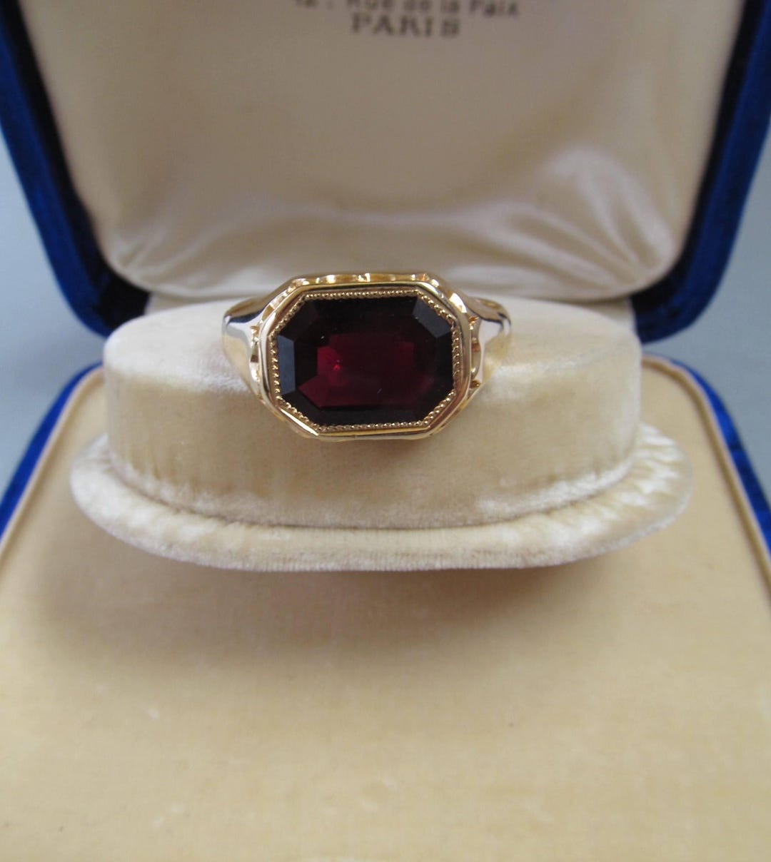 Antique Gold and Garnet Signet Ring With Engraved Decoration - 18K Gold ...