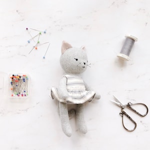 Cat With Dress Pattern and Tutorial. 7" Tall ( 18 Cm ) - Etsy