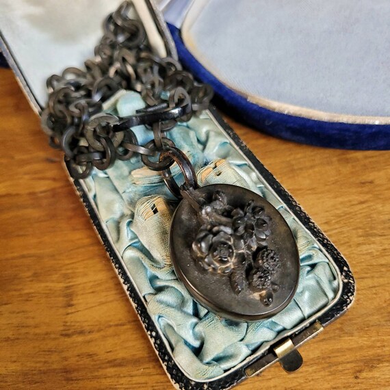 Jet /Gagat Medallion & Necklace around 1830-1850 Vict… - Gem