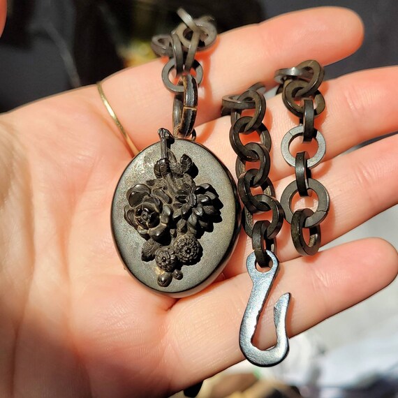 Jet /Gagat Medallion & Necklace around 1830-1850 Vict… - Gem