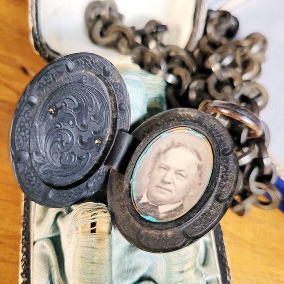 Jet /Gagat Medallion & Necklace around 1830-1850 Vict… - Gem