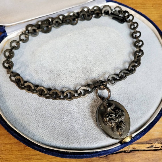 Jet /Gagat Medallion & Necklace around 1830-1850 Vict… - Gem