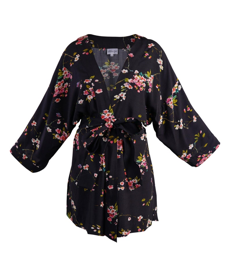 Czarne kwiatowe kimono z nadrukiem w kwiaty wiśni w kolorze czarno ...